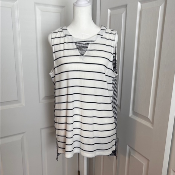 Doe & Rae | Tops | Doe Rae Black And White Sleeveless Tank Top | Poshmark